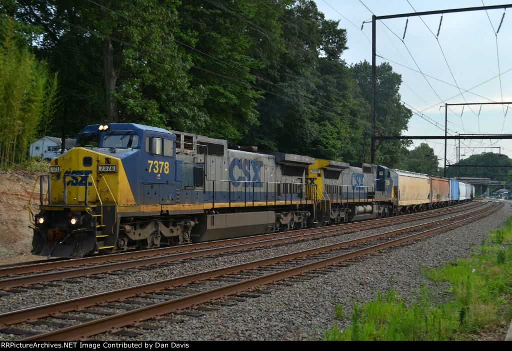 CSX C40-8W 7378 leads Q300-25